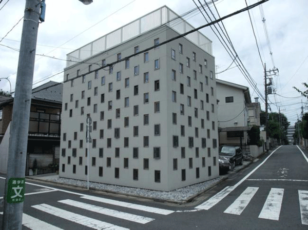 Еднофамилна къща с илюзия за многофамилна